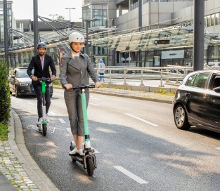 Im Betrieb sicher unterwegs mit dem E-Scooter - Gesetzliche Unfallversicherung gibt Tipps zum ...